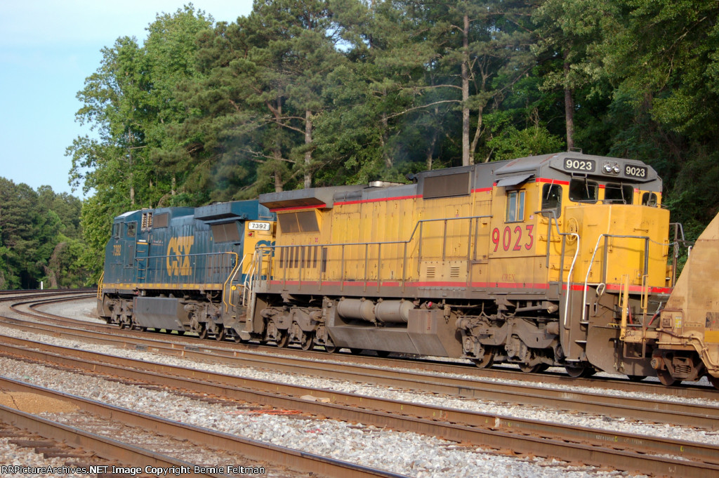 CREX C40-8 #9023 and CSX C40-8W #7392 begin their climb out of the south end of the yard